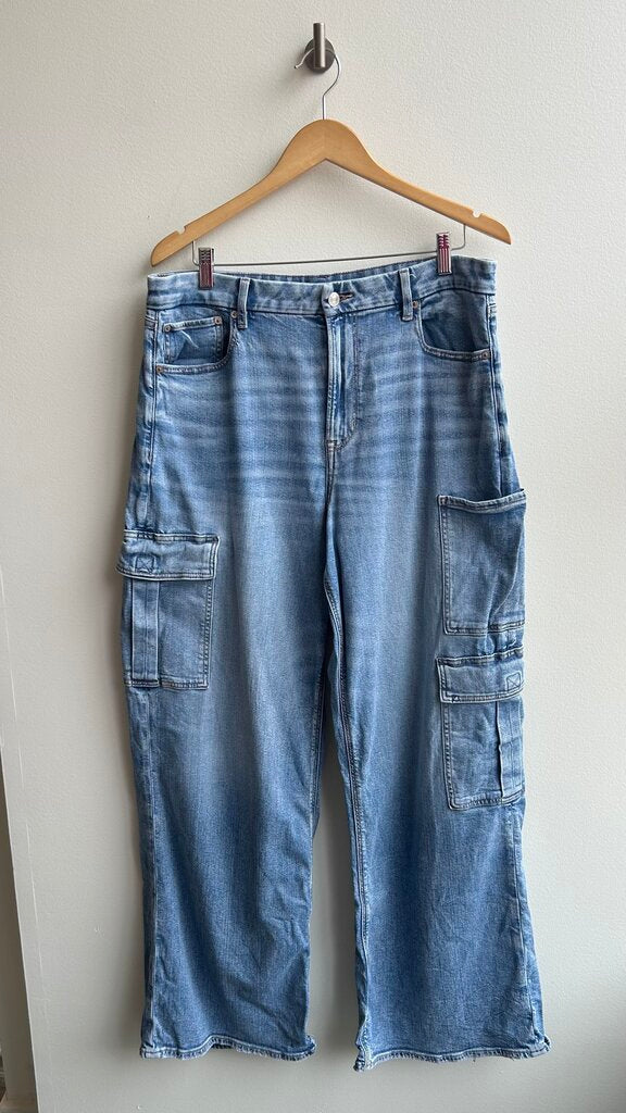 Pre-Owned American Eagle Light Wash Distressed Curvy Super High Rise B ...